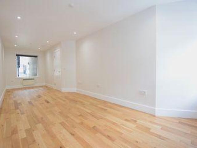 2 Bedrooms Flat for rent in Postway Mews, Ilford, Essex IG1