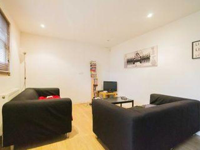2 Bedrooms Flat for rent in Paulet Road, London, London SE5