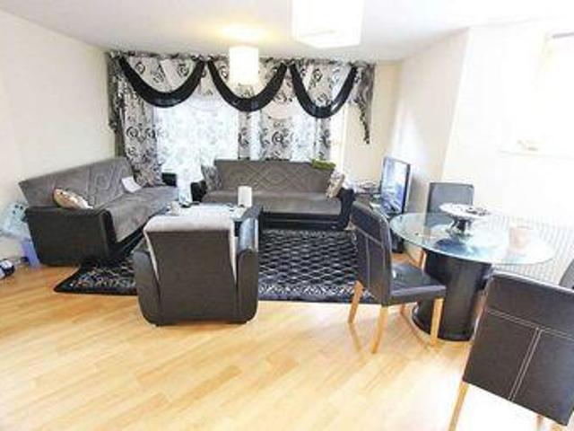 2 Bedrooms Flat for rent in Pawsons Road, Croydon, Surrey. CR0
