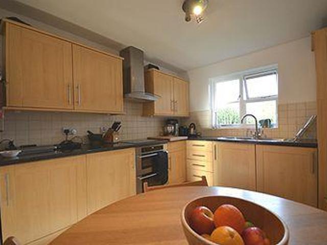 2 Bedrooms Flat for rent in Pages Hill, London N10