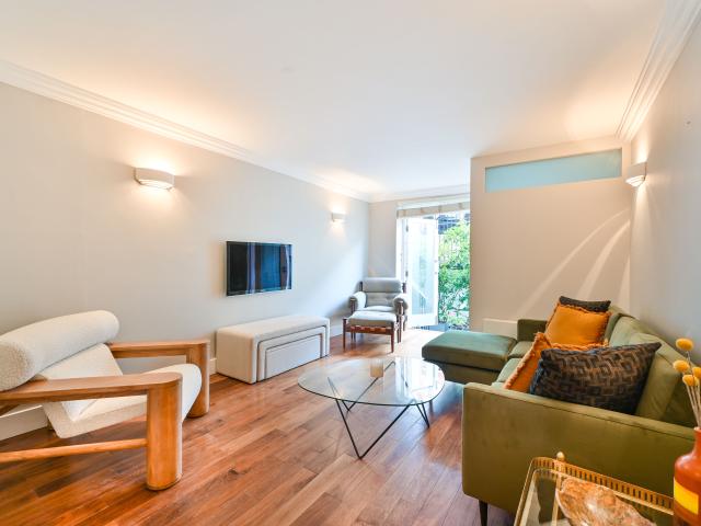 2 Bedrooms Flat for Rent in Palace Court | Foxtons