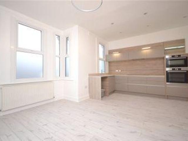 2 Bedrooms Flat for rent in Park Avenue, London N22