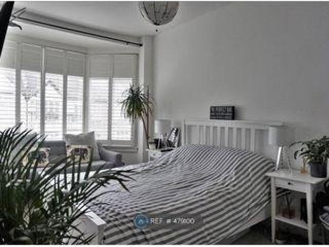 2 Bedrooms Flat for rent in Park Avenue, Tooting CR4