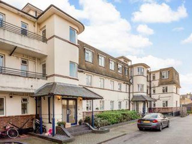 2 Bedrooms Flat for rent in Park Close, Kingston Upon Thames KT2