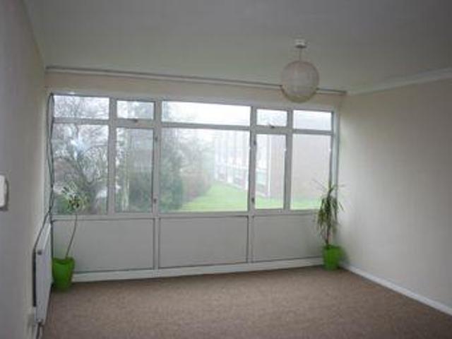 2 Bedrooms Flat for rent in Park Farm Close, London N2