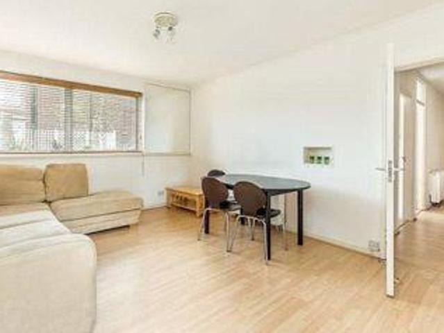 2 Bedrooms Flat for rent in Park Gate Road, London SW11