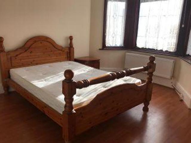 2 Bedrooms Flat for rent in Park Road, Ilford IG1