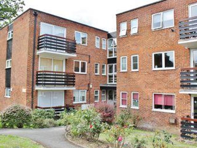 2 Bedrooms Flat for rent in Parkmore Close, Woodford Green IG8