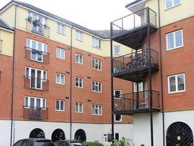 2 Bedrooms Flat for rent in Pettacre Close, London SE28