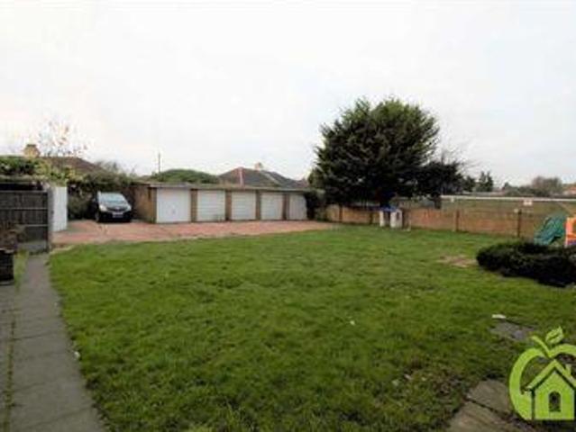 2 Bedrooms Flat for rent in Pettits Lane North, Romford RM1