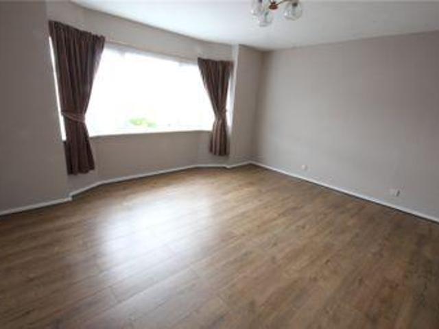 2 Bedrooms Flat for rent in Pevensey Avenue, Enfield, Middlesex EN1
