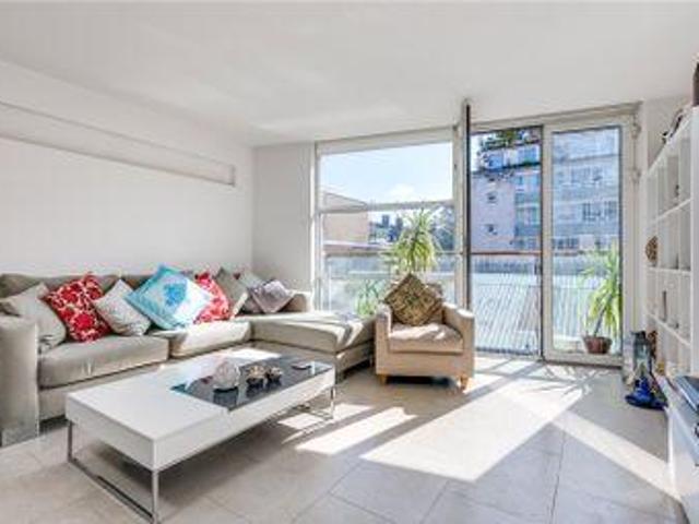 2 Bedrooms Flat for rent in Pear Tree Street, London EC1V