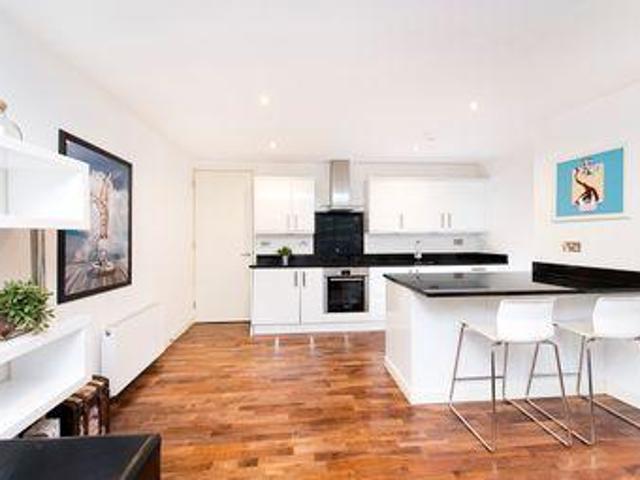 2 Bedrooms Flat for rent in Peerless Street, London EC1V