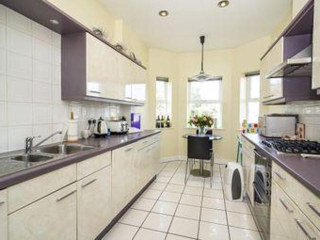 2 Bedrooms Flat for rent in Penners Gardens, Surbiton KT6