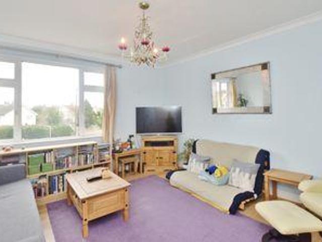 2 Bedrooms Flat for rent in Percy Road, Hampton TW12