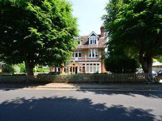 2 Bedrooms Flat for rent in Pit Farm Road, Guildford GU1