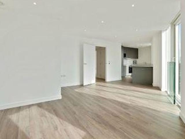 2 Bedrooms Flat for rent in Pinnacle Apartments, Saffron Central Square, Croydon, Surrey CR0