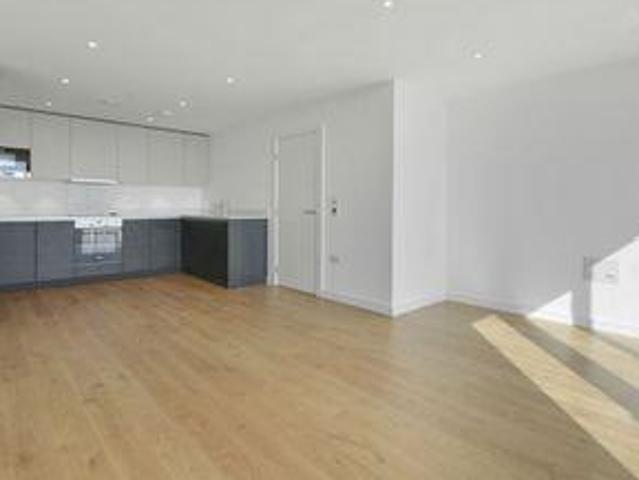 2 Bedrooms Flat for rent in Pinnacle Apartments, Saffron Central Square, Croydon, Surrey CR0
