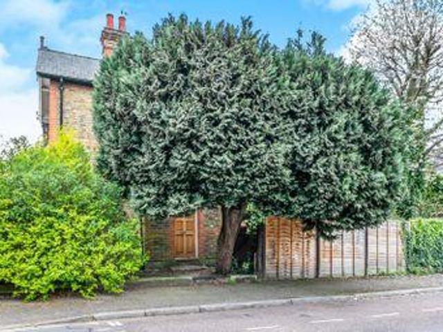2 Bedrooms Flat for rent in Piper Road, Norbiton, Kingston Upon Thames KT1