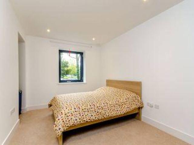2 Bedrooms Flat for rent in Pipit Drive, Putney SW15