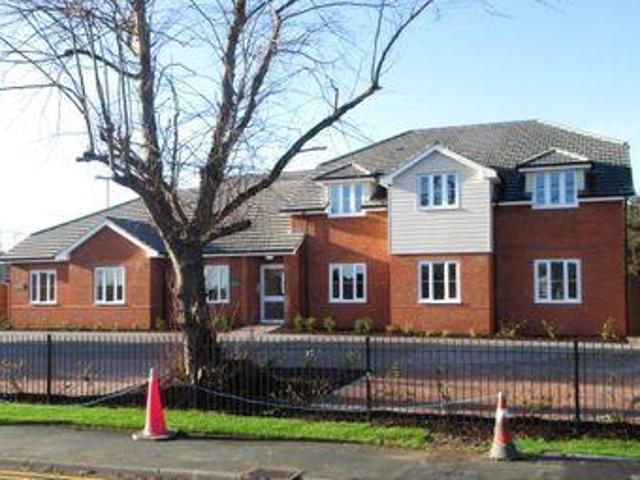 2 Bedrooms Flat for rent in Plumberow Avenue, Hockley SS5