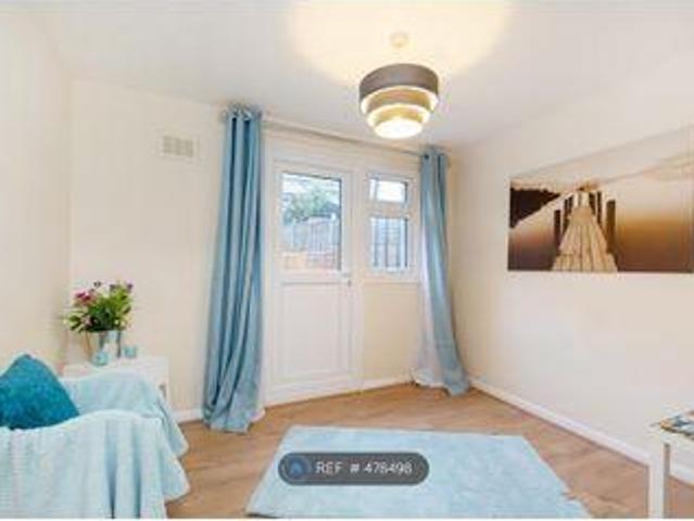 2 Bedrooms Flat for rent in Plumstead, London SE18