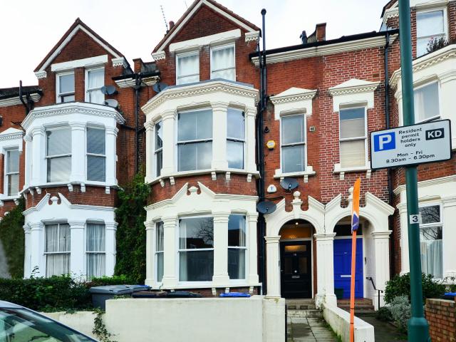 2 Bedrooms Flat for Rent in Plympton Road | Foxtons