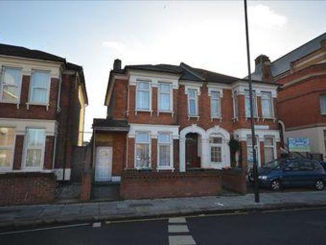 2 Bedrooms Flat for rent in Plashet Grove, London E6