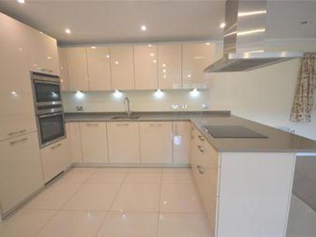 2 Bedrooms Flat for rent in Plough Lane, Purley CR8
