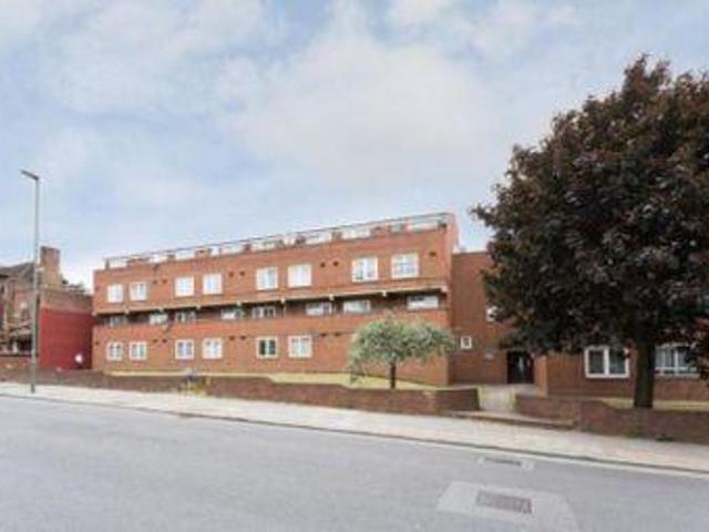 2 Bedrooms Flat for rent in Prince Of Wales Close, London NW4