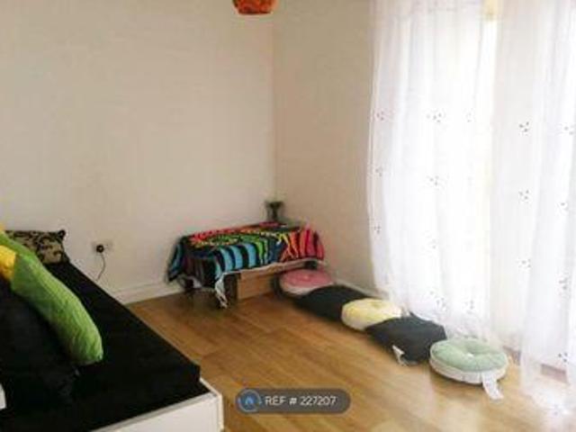 2 Bedrooms Flat for rent in Prince Regent Lane, Custom House E16