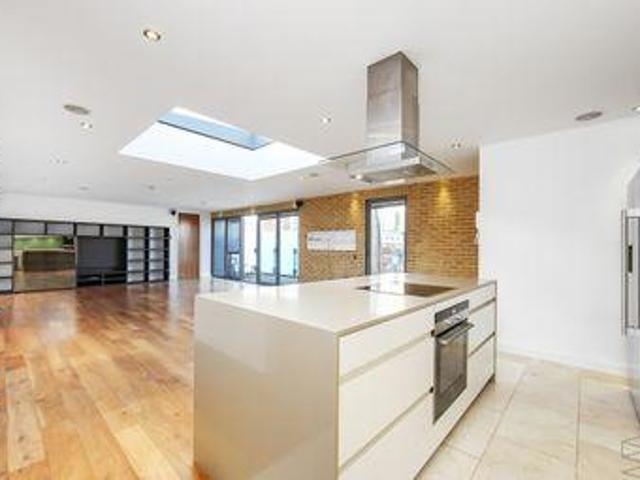 2 Bedrooms Flat for rent in Princelet Street, London E1