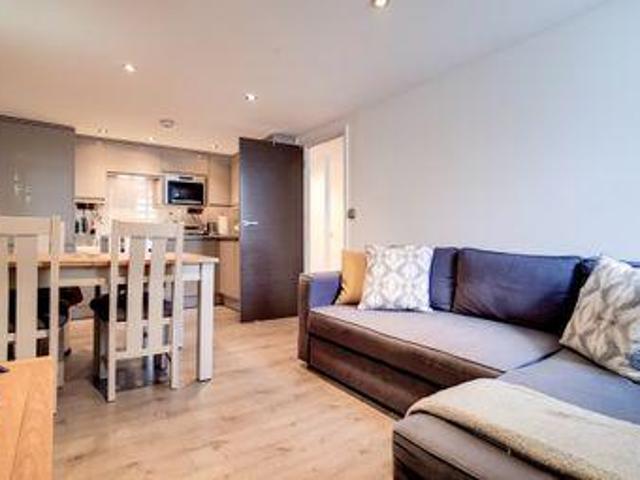 2 Bedrooms Flat for rent in Putney High Street, Putney, London SW15