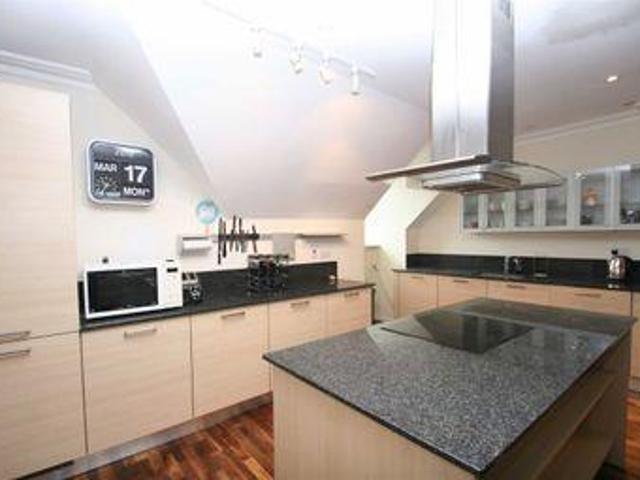 2 Bedrooms Flat for rent in Putney Hill, London SW15