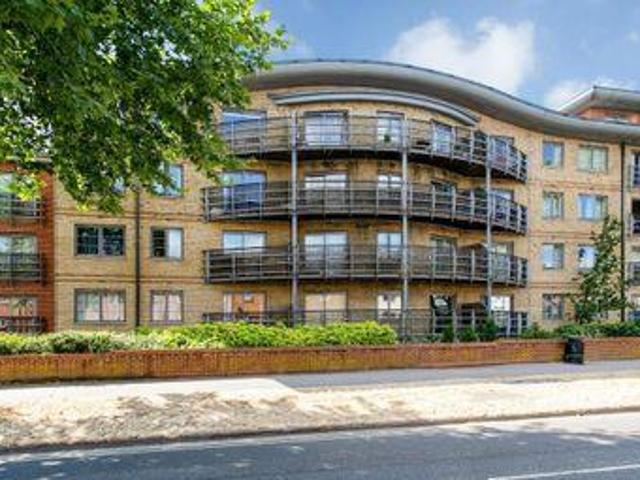 2 Bedrooms Flat for rent in Quadrant Court, Jubilee Square, Reading RG1
