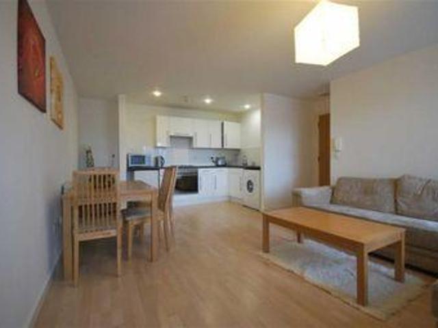 2 Bedrooms Flat for rent in Quay 5, Salford, Lancashire M5