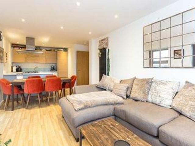 2 Bedrooms Flat for rent in Queen Mary Avenue, London E18