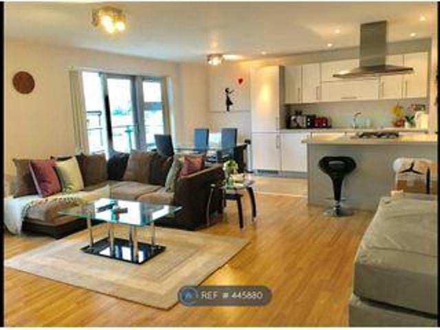 2 Bedrooms Flat for rent in Queen Mary Avenue, London E18