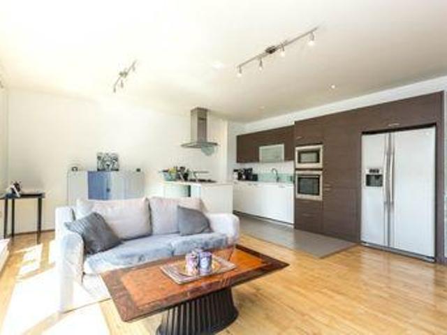 2 Bedrooms Flat for rent in Queen Mary Avenue, London E18