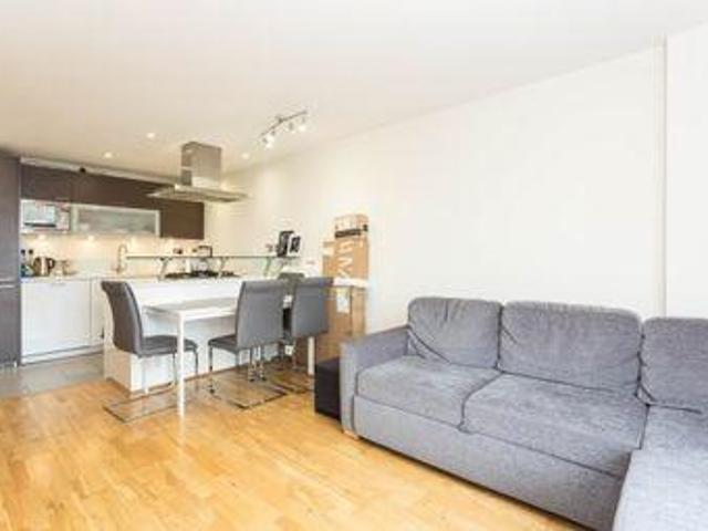 2 Bedrooms Flat for rent in Queen Mary Avenue, London E18