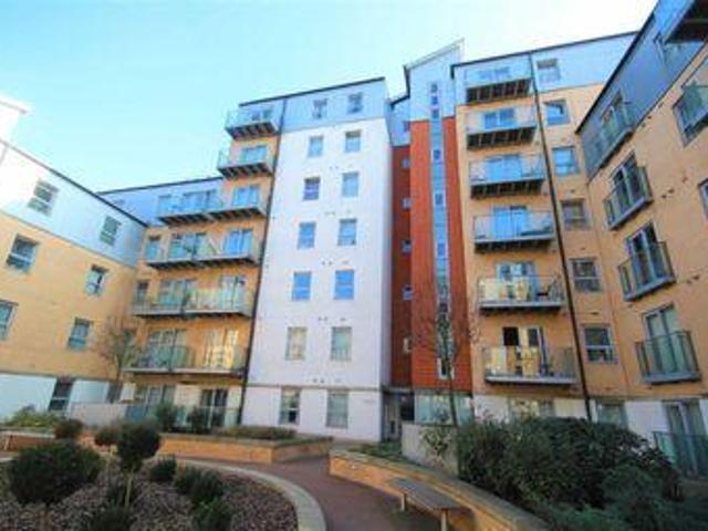 2 Bedrooms Flat for rent in Queen Mary Avenue, London E18