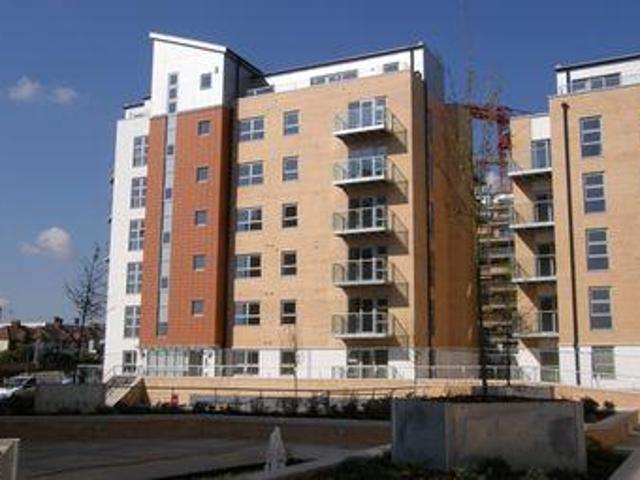 2 Bedrooms Flat for rent in Queen Mary Avenue, London E18