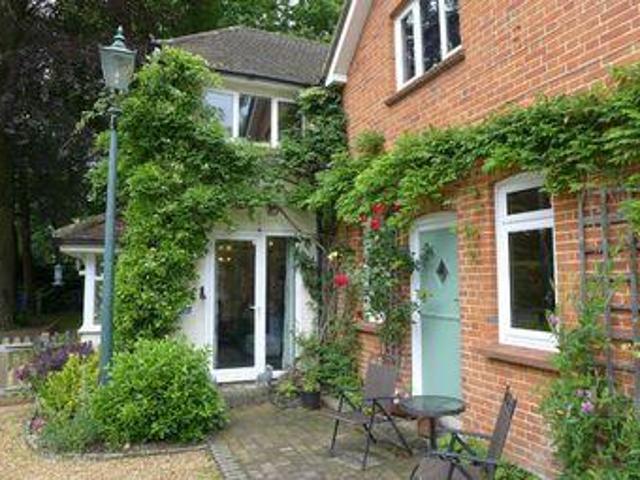 2 Bedrooms Flat for rent in Queen Mary Close, Fleet GU51