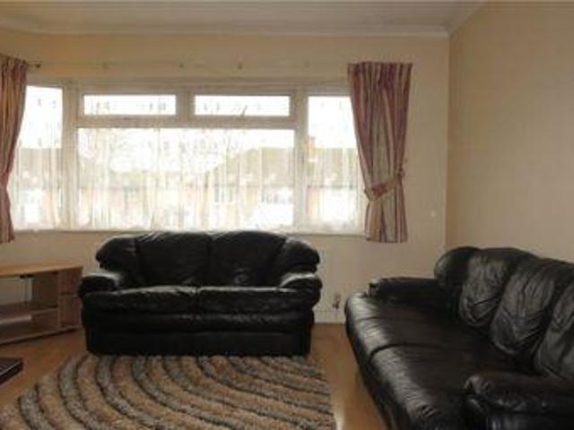 2 Bedrooms Flat for rent in Queens Court, Kenton Lane, Kenton Harrow, Harrow HA3