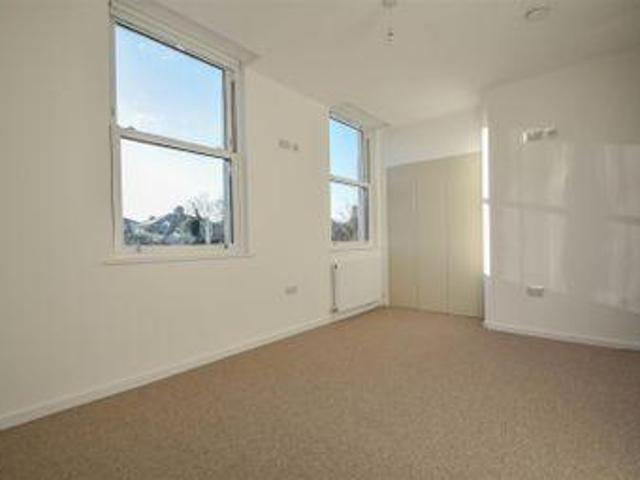 2 Bedrooms Flat for rent in Queens Drive, London N4