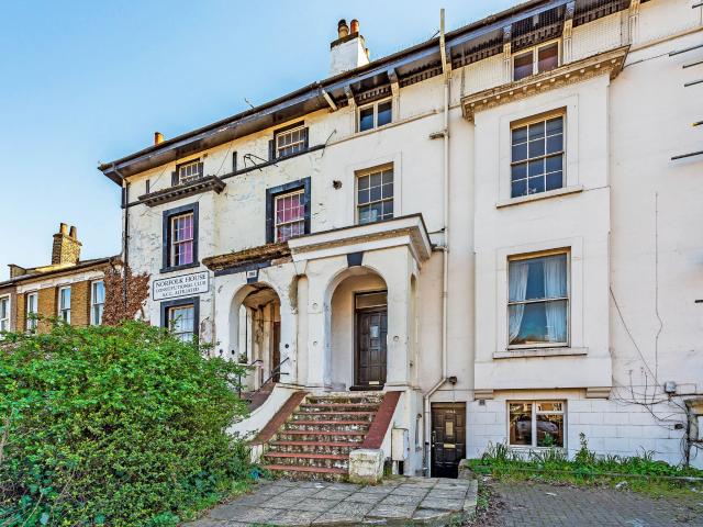 2 Bedrooms Flat for Rent in Queens Road | Foxtons