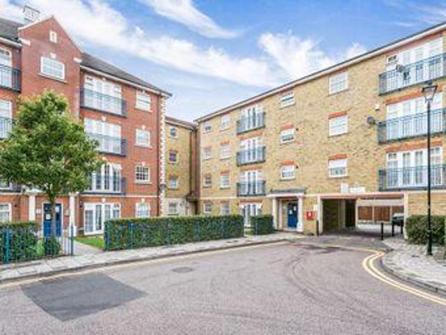 2 Bedrooms Flat for rent in Queensberry Place, London E12