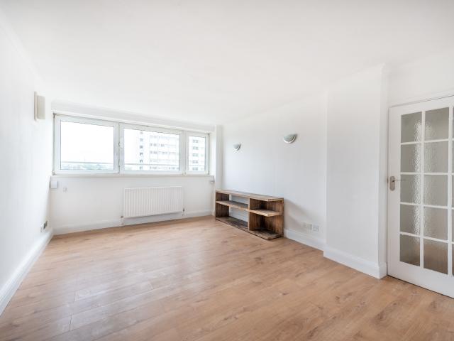 2 Bedrooms Flat for Rent in Queensdale Crescent | Foxtons
