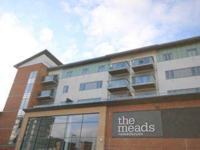 2 Bedrooms Flat for rent in Queensmead, Farnborough GU14