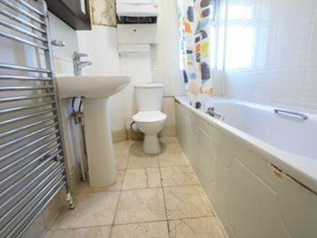 2 Bedrooms Flat for rent in Queenstown Road, Battersea SW8